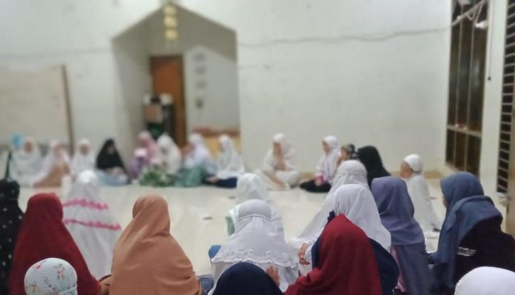 Pengasuh Santri Putri Al Bayan Rapikan Pola Kegiatan di Asrama ... Pengasuh Santri Putri Al Bayan Rapikan Pola Kegiatan di Asrama ...